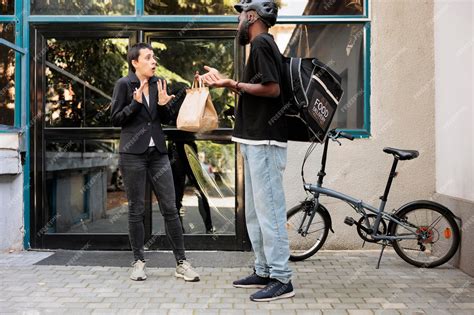 Premium Photo Woman Shouting At Food Delivery Courier Deliveryman