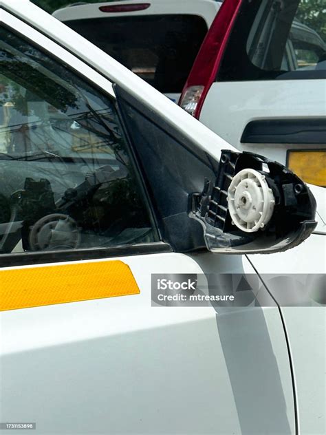 도로 교통 사고 후 손상된 유리가 없는 손상된 깨진 자동차 날개 거울의 이미지 택시의 Rta 충돌 주차된 자동차의 배경 전경에 초점 0명에 대한 스톡 사진 및 기타 이미지