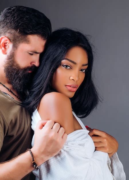 Momentos íntimos para amantes felices pareja joven teniendo sexo intenso apasionado confianza en