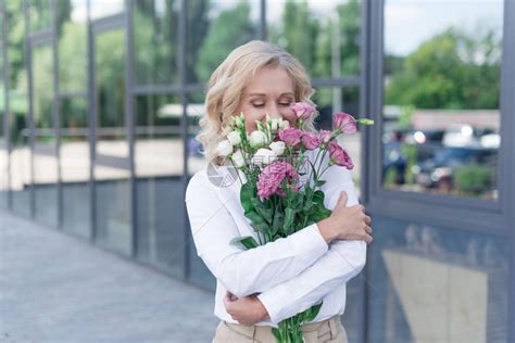 手捧鲜花的感女人高清图片下载 正版图片503408409 摄图网 手捧鲜花的感女人高清图片下载 正版图片503408409 摄图网