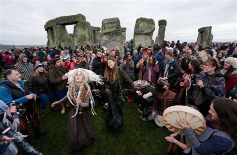 In Pictures Druids Descend On Stonehenge To Mark Winter Solstice Bbc