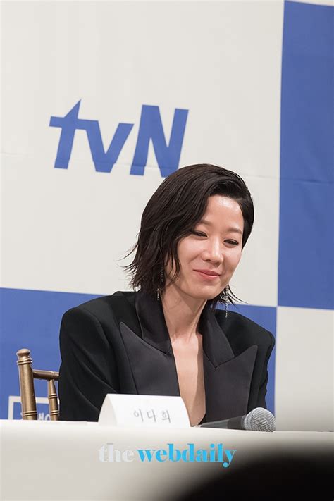 전혜진 미소 살짝