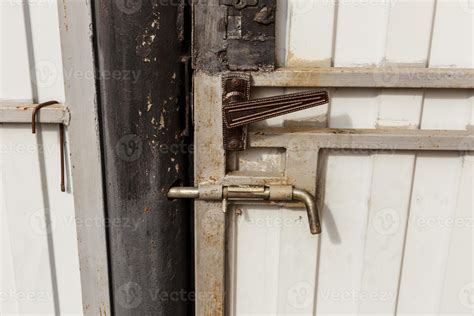 Pestillo De Puerta De Acero La Puerta De La Casa Está Cerrada Con Un