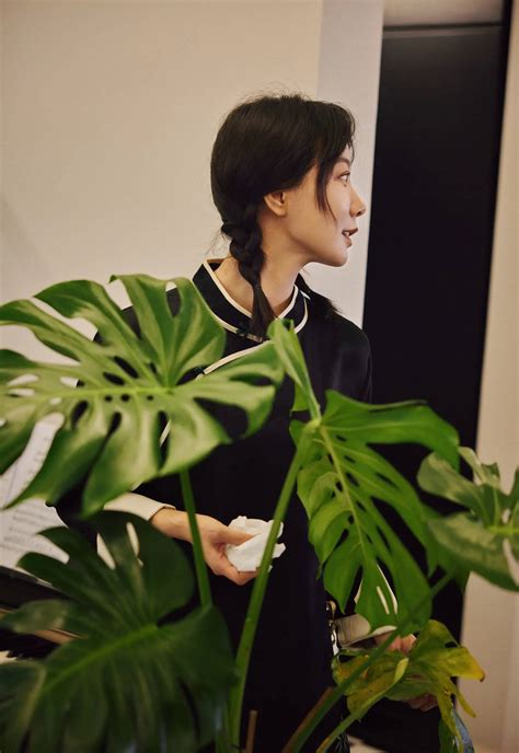 王珞丹晒居家日常闲适慵懒 弹琴练字生活气息满满 搜狐大视野 搜狐新闻