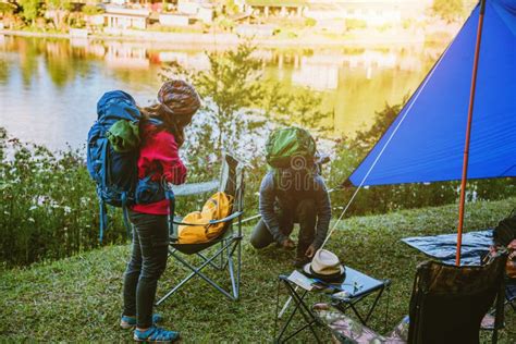 Pareja Disfrutando De Las Vacaciones De Camping En El Campo Campamento En Las Montañas Cercanas