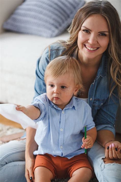 La Madre Y El Hijo Pintan Las Paredes Y El Piso Creatividad Del ` S De