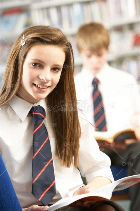 白种人高清图片 图书馆女青年读书 图书馆女青年读书图片免费下载 5087487012 千图网pro