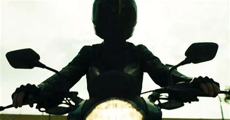 Trailer Mostra Que Garota Da Moto Virou Filme