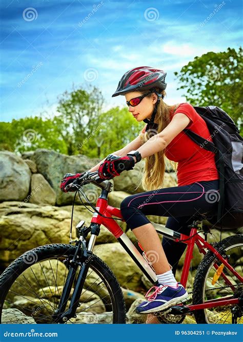 Parque Del Verano De La Bicicleta De La Mujer Que Viaja Madrugada Con Los Rayos Del Sol Imagen