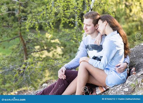 Junge Paare Die Am Rand Einer Klippe Sitzen Stockfoto Bild Von