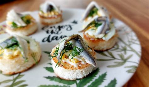 Receptes Lv — Mazās Uzkodas Ar Olu Un Siļķi