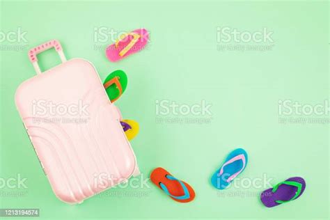 여름 방학 액세서리가있는 여행 수하물 가방 여름 휴가 열대 국가 해변 여름 스타일 아이디어로 여행 상단 보기 플랫 레이 가방에 대한 스톡 사진 및 기타 이미지 Istock