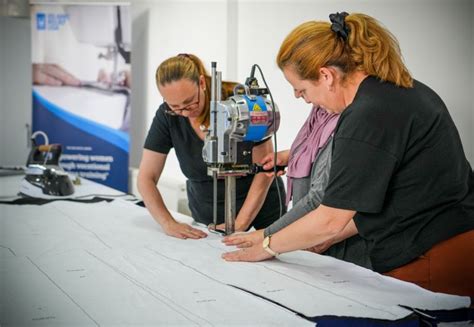 Disa Foto Nga Fabrika E Prodhimit Të Veshjeve Modëza Ku Po Bëhet