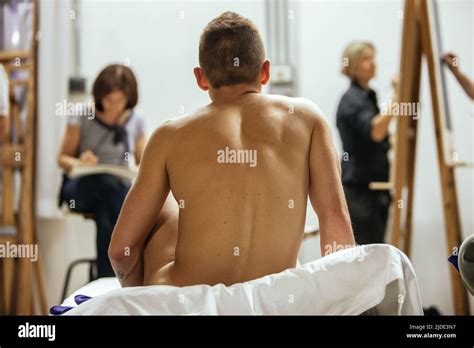 Naked Male Model Posing For Art Class Lesson Stock Photo Alamy