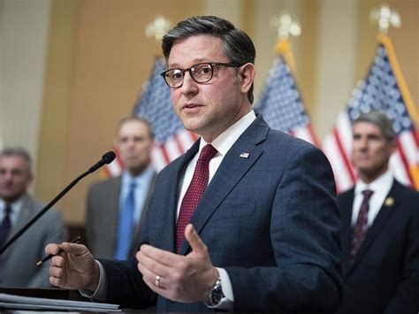 美国众议院议长迈克·约翰逊被共和党提名继续留任