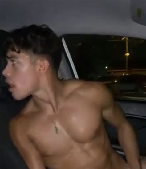 Hunk Jerks Off In Car