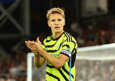 Odegaard Penalty Gives 10 Man Arsenal 1 0 Win At Palace Reuters