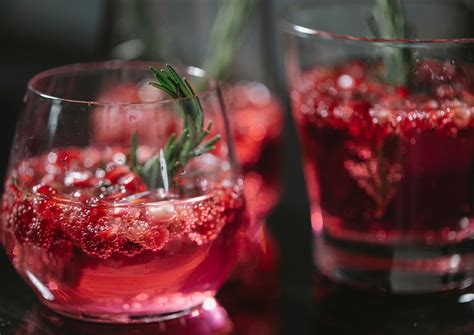 וויסקי אמריקאי עם קולה גין וטוניק ואפרול שפריץ 5 קוקטיילים פשוטים