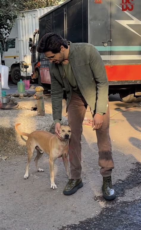 Pin By Zana Zana On Sidharth Malhotra Black Suit Men Black Suits Sid