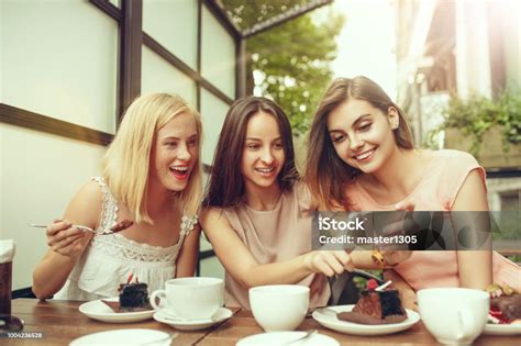 두 여자 친구는 함께 시간을 보내고 아침 식사와 디저트 카페에서 커피를 마시는 갈색에 대한 스톡 사진 및 기타 이미지 갈색 곡선 금발 머리 Istock