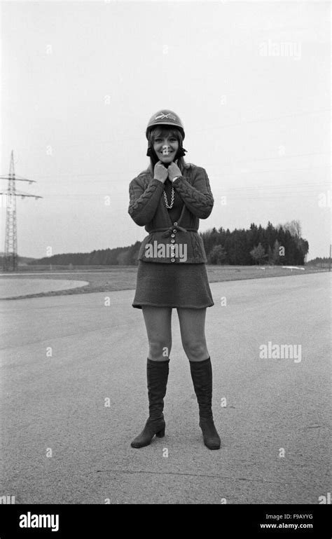 Deutsche Schauspielerin Inge Marschall Auf Einer Straße Deutschland 1960er Jahre German