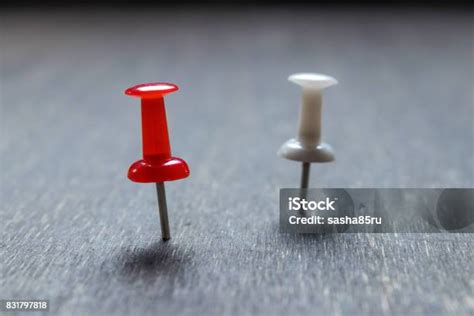 사회의 개념입니다 없는 사람 처럼 리더십 군중에서 밖으로 서 공동체에 대한 스톡 사진 및 기타 이미지 공동체 군중 기업 재무와 산업 Istock