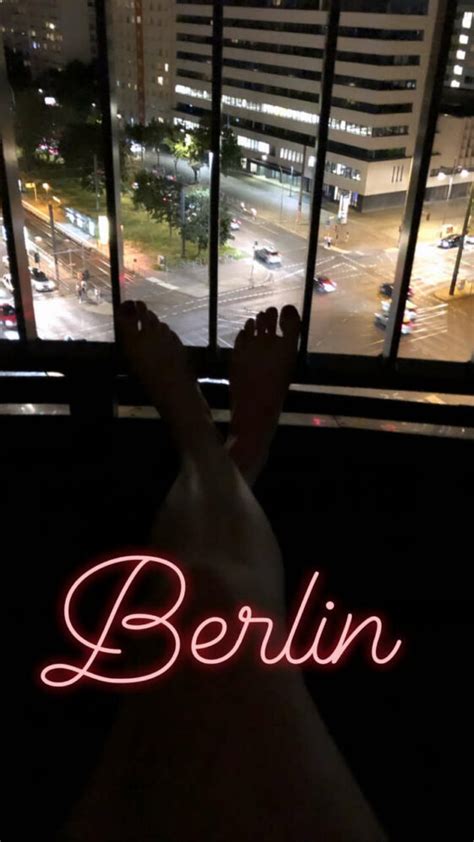 Anya Taylor Joys Beautiful Silhouetted Feet Sexy Feets Celeb Feets