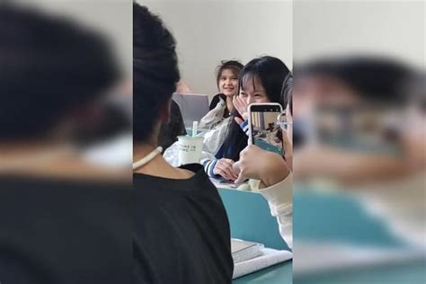 【广西】小鸟飞进高校课堂落学生肩头蹭哲学课，被放飞好几次一直飞回