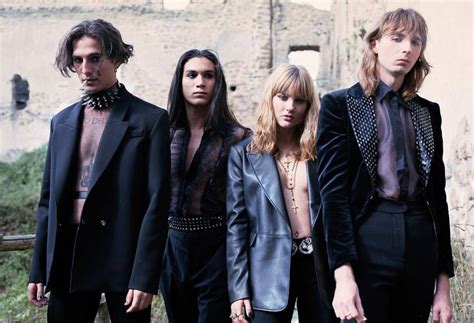 Ladda Ner Maneskinsoch Damiano Davids Utomhusfotografier Som Bakgrundsbild Till Dator Eller