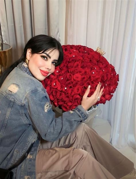 Sol Leon Ramo Buchon 🌹 Flower T Ideas Outfits Fashion
