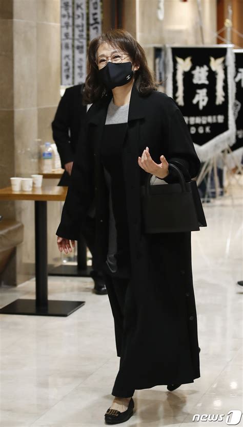 고 이태원 전 대표 조문 마친 배우 오지혜