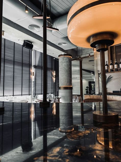 Foto Una Habitación Con Muchas Mesas Y Sillas Imagen Vestíbulo Gratis En Unsplash