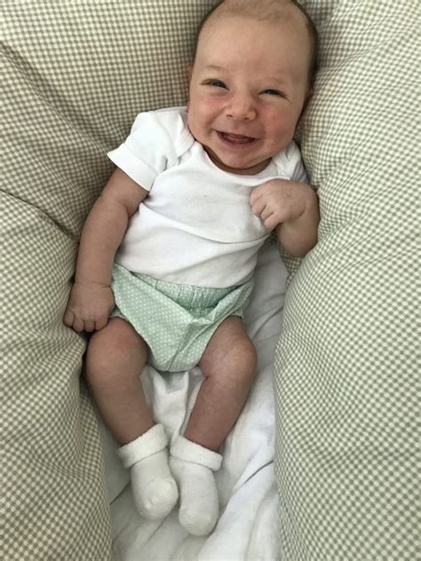 Noah Sourit Bien Habillée