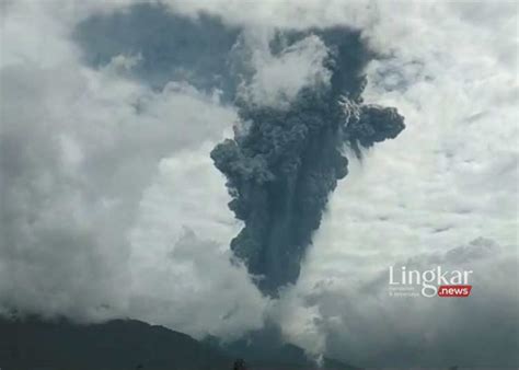 Erupsi Lagi Gunung Marapi Lontarkan Batu Api Disertai Dentuman Keras
