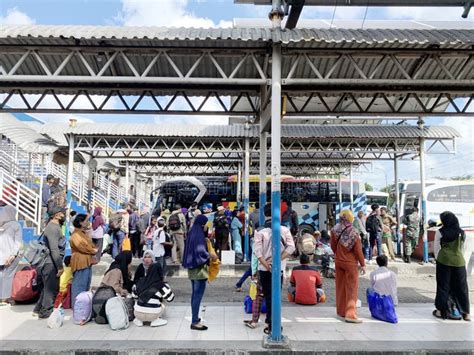 Passengers Waiting For The Bus At The Pool During Idul Fitri At The