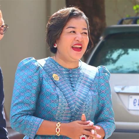 អភិបាលខេត្តតាកែវ៖ រហូតមកដល់ពេលនេះខេត្តតាកែវមានរោងចក្រកាត់ដេរសំលៀកបំពាក់ កាបូប ស្បែកជើង ចំនួន១១៥