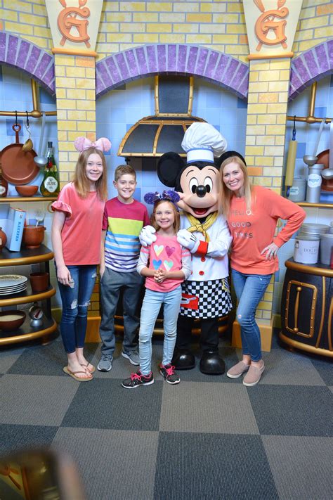 Goofys Kitchen Disneyland Character Dining Review Disneyland With A