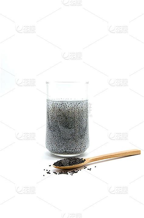 特写甜罗勒种子在白色的背景素材 花瓣网