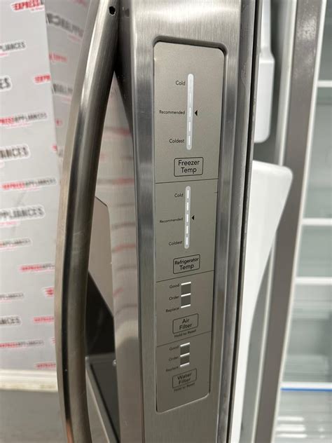 Floor Model Frigidaire 36” Side By Side Refrigerator Frss26l3af3 For