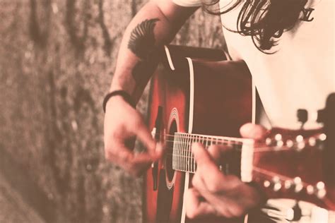 무료 이미지 음악가 뽑아 낸 현악기 어쿠스틱 기타 베이스 기타 현악기 액세서리 시원한 우쿨렐레 손 명음 마이크로폰 전자 기타 공연 기타 액세서리