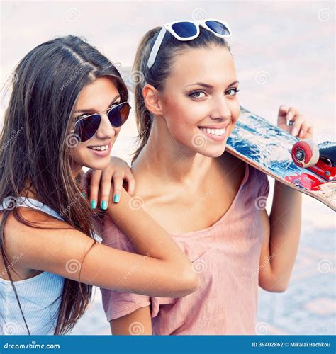 Deux Belles Jeunes Filles Dans Des Lunettes De Soleil Photo Stock