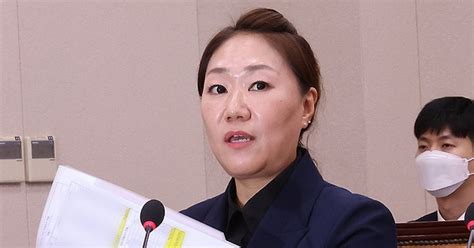 답변하는 강혜경 씨