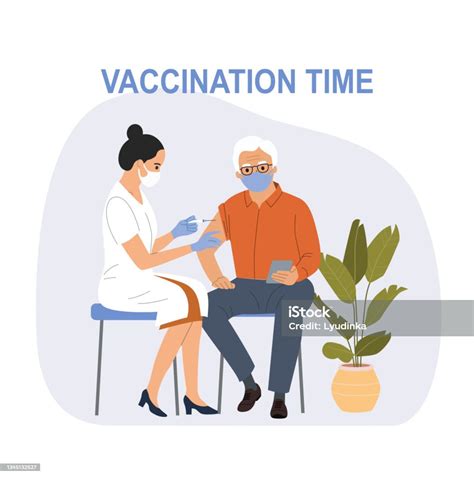 얼굴 마스크를 쓴 여성이 코비드19에 대한 예방 접종을 받는 노인에게 예방 접종을 받고 있습니다 벡터 플랫 스타일 만화 일러스트레이션 백신접종에 대한 스톡 벡터 아트 및