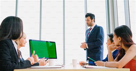 사무실 테이블에 녹색 스크린 크로마 키 Tv 또는 컴퓨터가 있는 회의실의 비즈니스 사람들 화상 회의에서 만나는 사업가와 사업가의 다양한 그룹 사진 Unsplash의