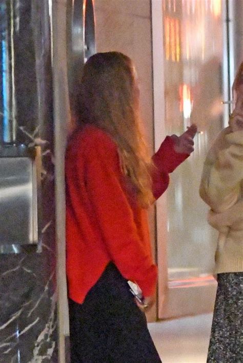 Mary Kate And Ashley Olsen Take A Smoke Break In New York 10032017