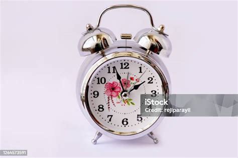 시계 또는 시계 구식 앤티크 실버 시계를 닫습니다 플라워 프린트 다이얼이 돋보된 오래된 패션 클래식 타임피스 0명에 대한 스톡 사진 및 기타 이미지 Istock