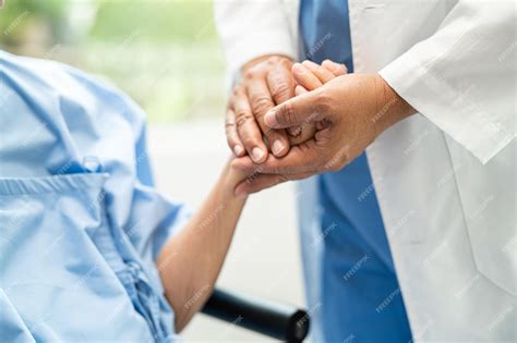 Cuidador Tomados De La Mano Paciente Anciana Asiática Con Cuidado