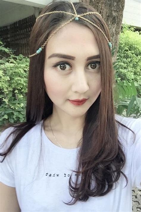 Foto Hot Puty Revita Sari Terbaru Gaya Artis And Model