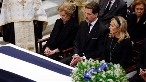 Familien Knust Af Sorg Se Billederne Inde Fra Kong Konstantins Begravelsesceremoni Billed Bladet