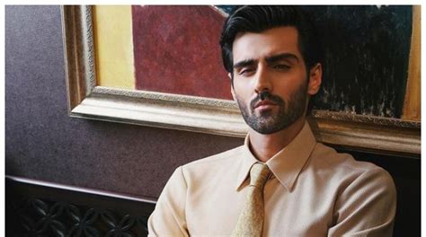 حسنین لہری کی گاڑی کو اٹلی میں خطرناک حادثہ، ماڈل معجزاتی طور پر بچ گئے